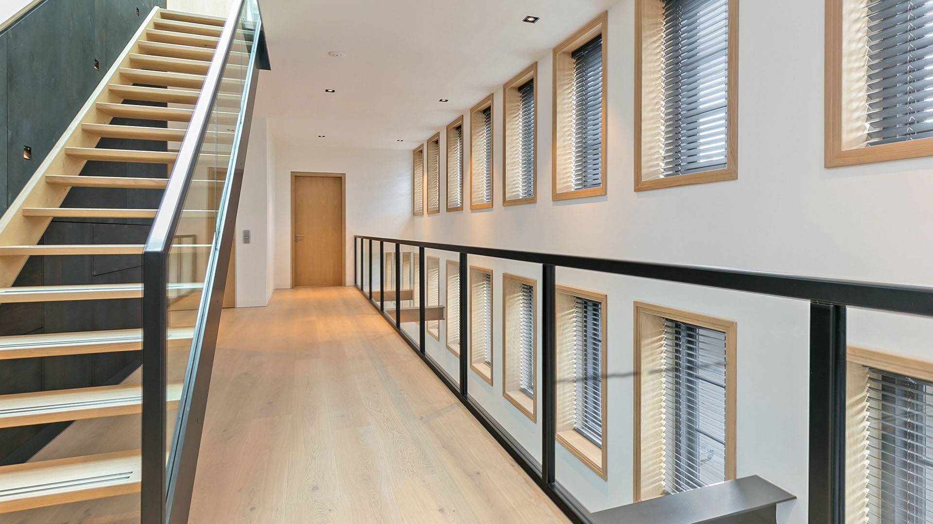 Een hal vol met houten jaloezieën - Decorette